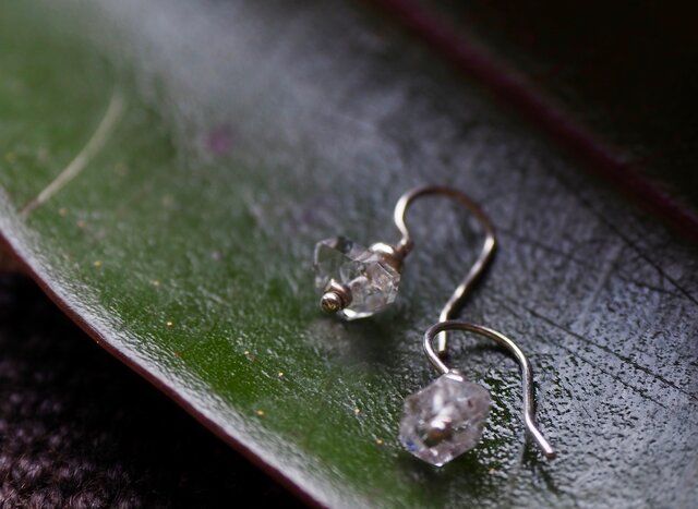 ハーキマーダイヤモンド 一粒ピアス silver950 | iichi 日々の暮らしを心地よくするハンドメイドやアンティークのマーケットプレイス