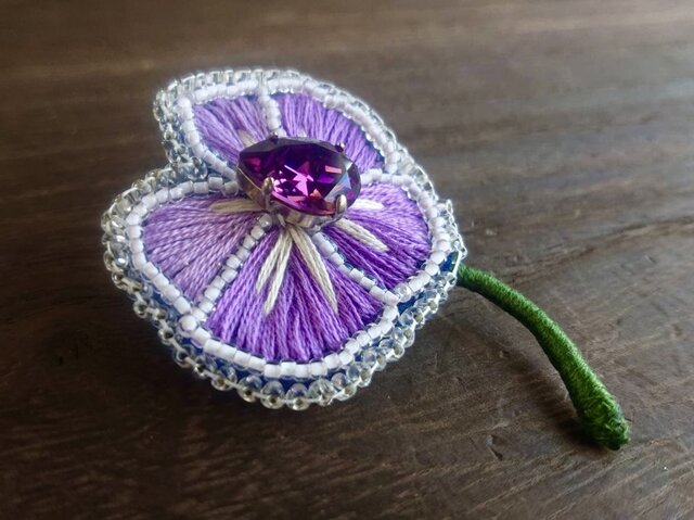 *Always*ビオラ＊紫ブローチ | iichi ハンドメイド・クラフト作品・手仕事品の通販