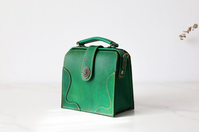 新商品！フラットタイプのがま口バッグ 手作りのレザーショルダーバッグ 2WAY | iichi 日々の暮らしを心地よくするハンドメイドや ...