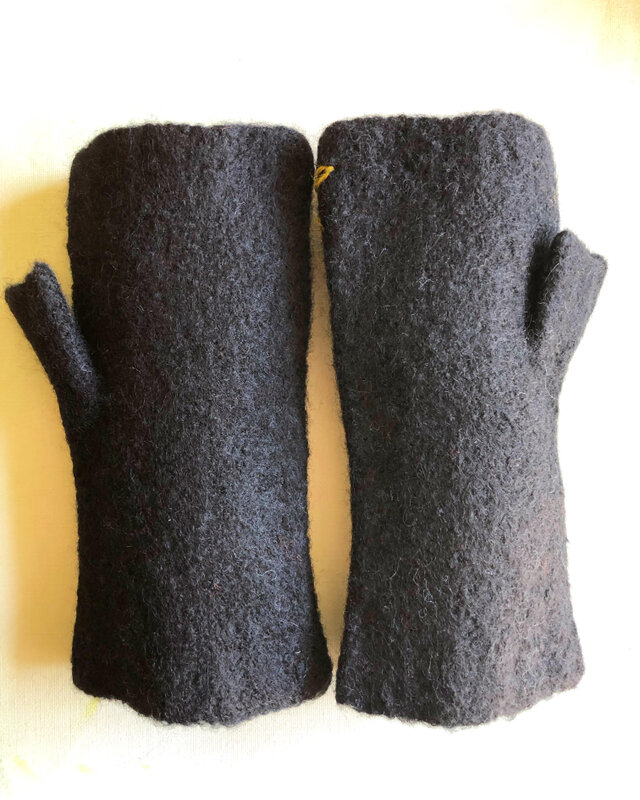 フェルティングゆびなしミトン ブラック② flower刺繍 | iichi ハンドメイド・クラフト作品・手仕事品の通販