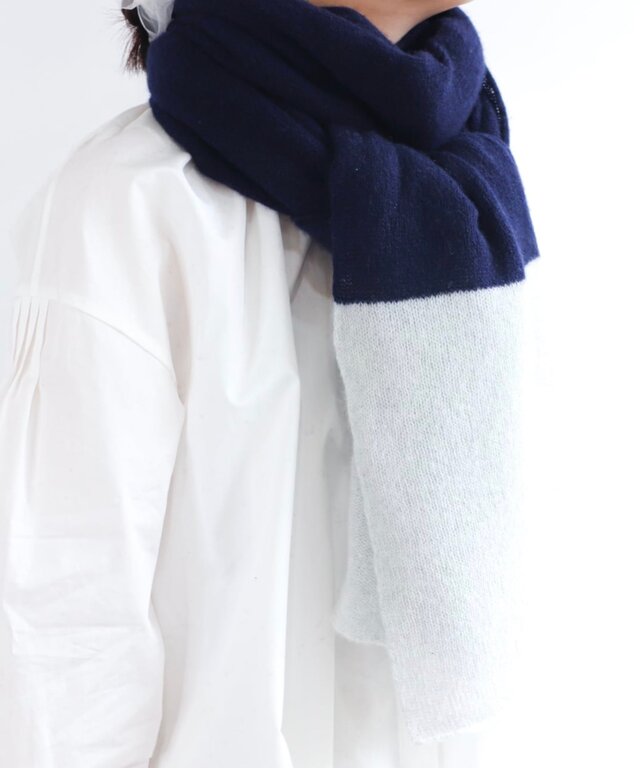 AND WOOL | 手編み機で編んだカシミヤ100%の大判ストール ネイビー×ライトグレー | iichi ハンドメイド・クラフト作品・手仕事品の通販