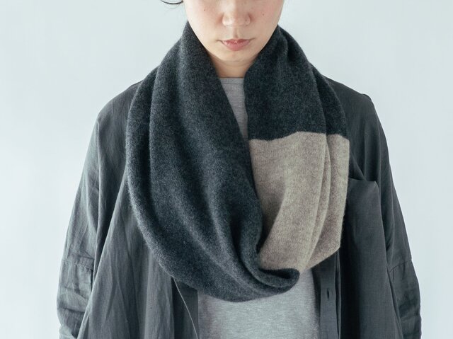 AND WOOL | 手編み機で編んだカシミヤ100%のスヌード チャコールグレー×ベージュ | iichi ハンドメイド・クラフト作品・手仕事品の通販