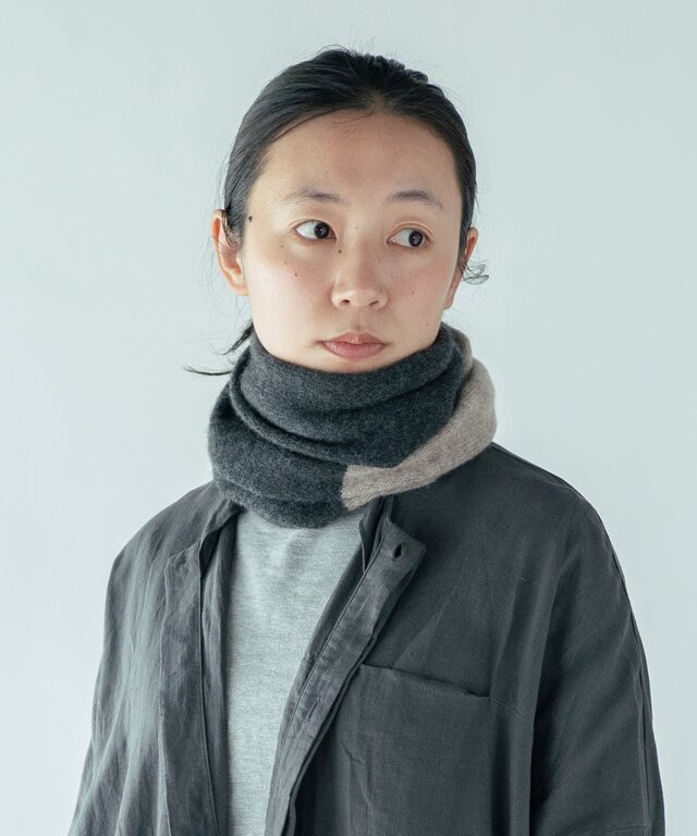 AND WOOL | 手編み機で編んだカシミヤ100%のスヌード チャコールグレー×ベージュ | iichi ハンドメイド・クラフト作品・手仕事品の通販