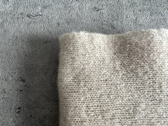 AND WOOL | 手編み機で編んだ カシミヤ100％のスヌード ライトベージュ | iichi ハンドメイド・クラフト作品・手仕事品の通販