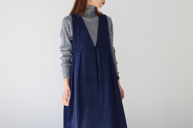 【SM・ML】後ろ姿が可愛いバックボタン ジャンパースカート【コーデュロイネイビーブルー】 | iichi 日々の暮らしを心地よくするハンドメイドやアンティークのマーケットプレイス