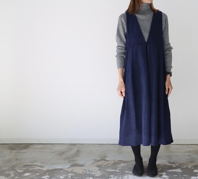 【SM・ML】後ろ姿が可愛いバックボタン ジャンパースカート【コーデュロイネイビーブルー】 | iichi 日々の暮らしを心地よくするハンドメイドやアンティークのマーケットプレイス