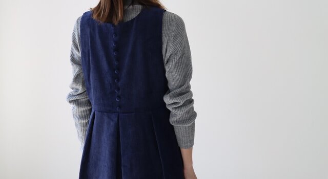 【SM・ML】後ろ姿が可愛いバックボタン ジャンパースカート【コーデュロイネイビーブルー】 | iichi 日々の暮らしを心地よくするハンドメイドやアンティークのマーケットプレイス