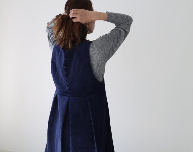 【SM・ML】後ろ姿が可愛いバックボタン ジャンパースカート【コーデュロイネイビーブルー】 | iichi 日々の暮らしを心地よくするハンドメイドやアンティークのマーケットプレイス