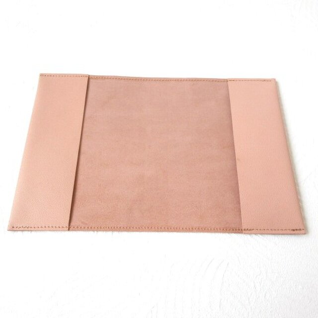 文庫本サイズ《カーフスキン》サーモンピンク・マイクロシュリンク・一枚革のブックカバー0676 | iichi ハンドメイド・クラフト作品・手仕事品の通販