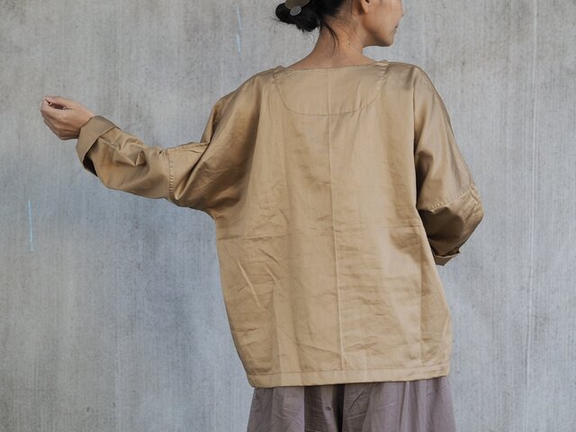 コットンサテンのポケット付きVネックトップス/ベージュ | iichi 日々の暮らしを心地よくするハンドメイドやアンティークのマーケットプレイス