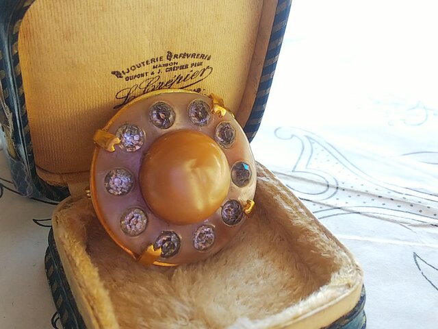 ヴィンテージ 芥子色とベージュグレーのレトロなブローチ（約31㎜） | iichi ハンドメイド・クラフト作品・手仕事品の通販