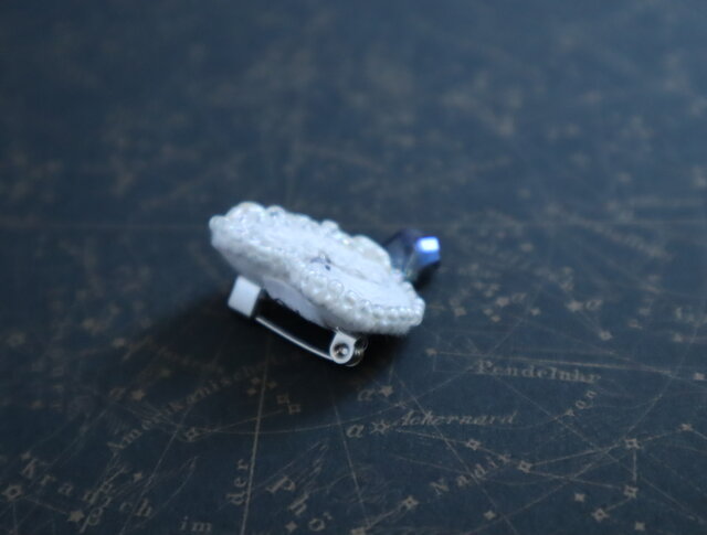 ブローチ/Swan in the Night Sky -夜空の白鳥-｜刺繍｜白鳥｜オウカノモリ/ouka no mori | iichi ハンドメイド・クラフト作品・手仕事品の通販