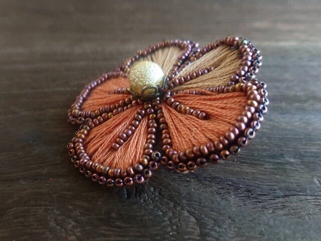 *Always*ビオラ＊紅葉色刺繍ブローチ | iichi ハンドメイド・クラフト作品・手仕事品の通販
