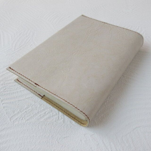 文庫本サイズ《牛革》マーブルホワイト・ソフトレザー・一枚革のブックカバー0184 | iichi ハンドメイド・クラフト作品・手仕事品の通販
