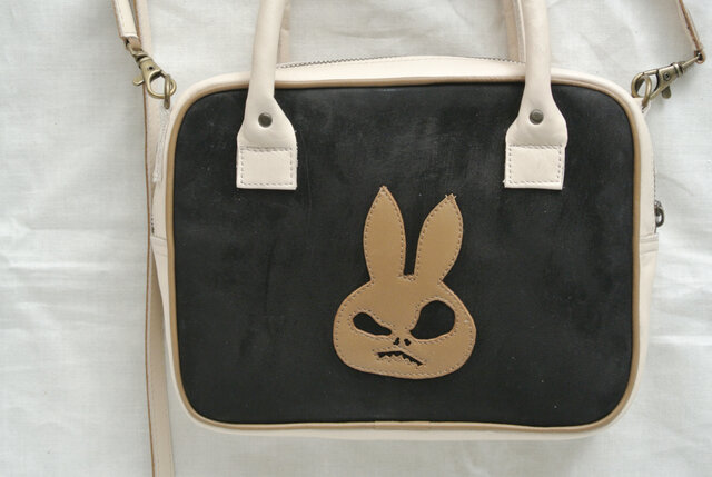 うさぎスカル（UR-1)、バイカラーのハンドバック＆ショルダーバック。 | iichi 日々の暮らしを心地よくするハンドメイドやアンティークのマーケットプレイス