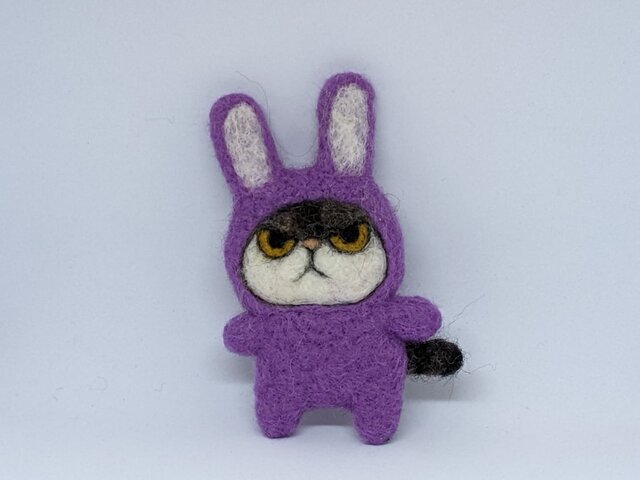ブローチ ウサギの着ぐるみ※チャペ全身藤色 | iichi ハンドメイド・クラフト作品・手仕事品の通販