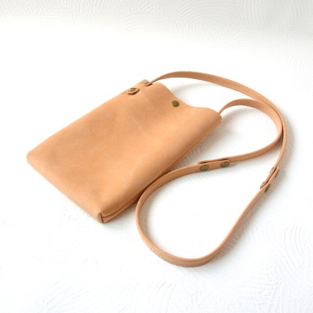 《牛革》ちょっと大き目・2WAY～ミニサコッシュ・ソフトスムース・042 | iichi ハンドメイド・クラフト作品・手仕事品の通販