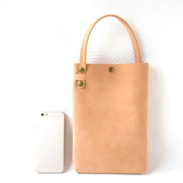 《牛革》ちょっと大き目・2WAY～ミニサコッシュ・ソフトスムース・042 | iichi ハンドメイド・クラフト作品・手仕事品の通販