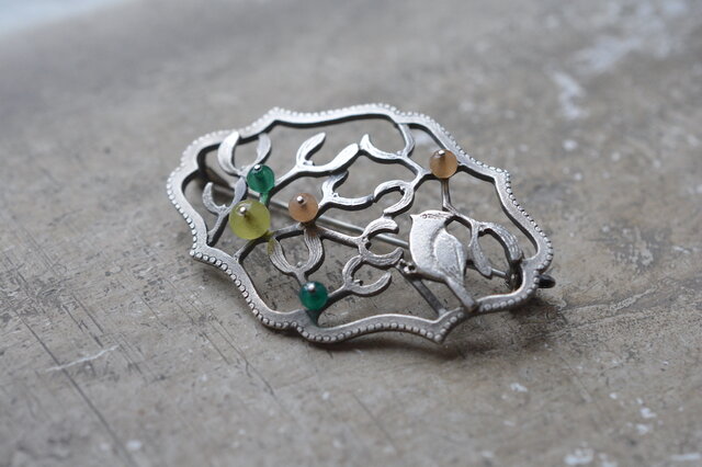 mistletoe and waxwing brooch | iichi 日々の暮らしを心地よくするハンドメイドやアンティークのマーケットプレイス