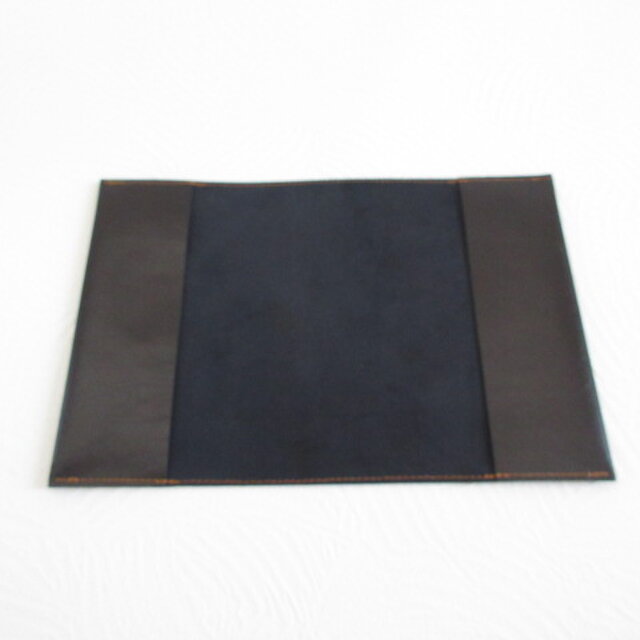 文庫本サイズ対応《ゴートスキン》一枚革のブックカバー・ブラック・0712 | iichi ハンドメイド・クラフト作品・手仕事品の通販