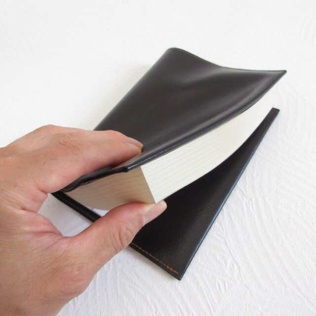 文庫本サイズ対応《ゴートスキン》一枚革のブックカバー・ブラック・0712 | iichi ハンドメイド・クラフト作品・手仕事品の通販