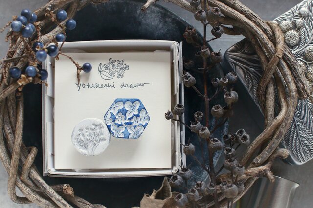 陶土の草花ブローチ : : : 1137 | iichi ハンドメイド・クラフト作品・手仕事品の通販