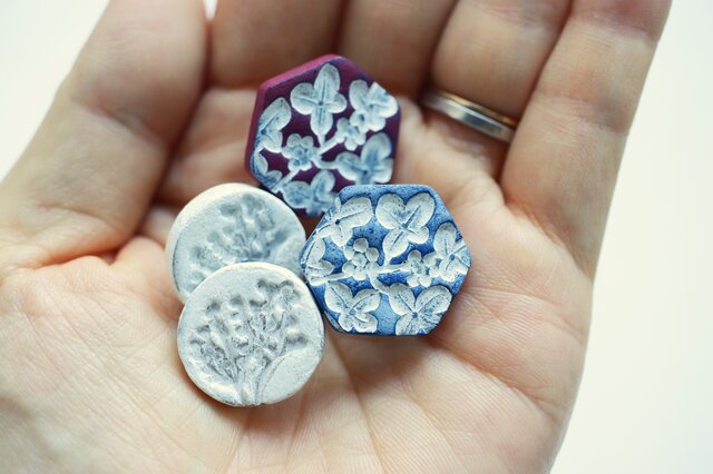 陶土の草花ブローチ : : : 1137 | iichi ハンドメイド・クラフト作品・手仕事品の通販