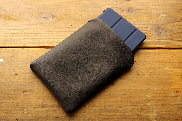 《LIONA》iPad mini 8.3インチ レザースリーブケース 《5colors》 | iichi 日々の暮らしを心地よくするハンドメイドやアンティークのマーケットプレイス