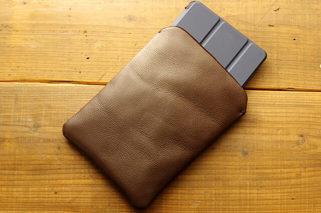 《LIONA》iPad mini 8.3インチ レザースリーブケース ダークブラウン | iichi ハンドメイド・クラフト作品・手仕事品の通販