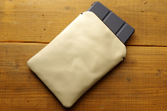 《LIONA》iPad mini 8.3インチ レザースリーブケース ライトグレー | iichi ハンドメイド・クラフト作品・手仕事品の通販