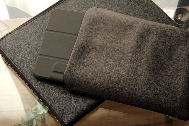 《LIONA》iPad 10.9インチ レザースリーブケース ネイビー | iichi ハンドメイド・クラフト作品・手仕事品の通販