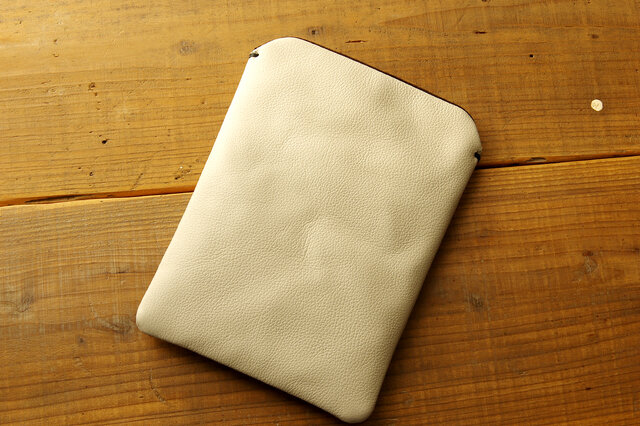 《LIONA》iPad 10.9インチ レザースリーブケース ライトグレー | iichi ハンドメイド・クラフト作品・手仕事品の通販
