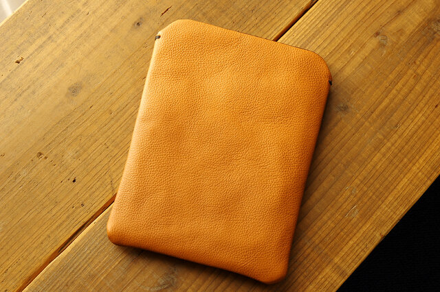 《LIONA》iPad Air 10.9インチ レザースリーブケース キャメル | iichi ハンドメイド・クラフト作品・手仕事品の通販