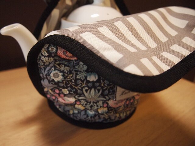 ティーポットカバー リバティ使用 Y06 | iichi 日々の暮らしを心地よくするハンドメイドやアンティークのマーケットプレイス