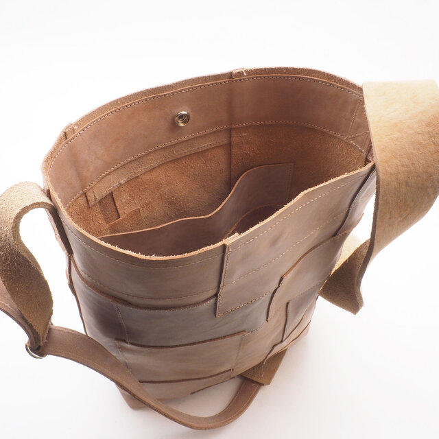 レザーショルダーバッグ（ベージュ系）/牛革/伊タンニンレザー/ヌメ革/S003 | iichi ハンドメイド・クラフト作品・手仕事品の通販