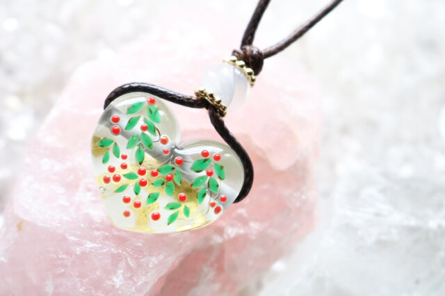 南天のとんぼ玉 ハート形ガラスペンダント 金箔入り | iichi ハンドメイド・クラフト作品・手仕事品の通販