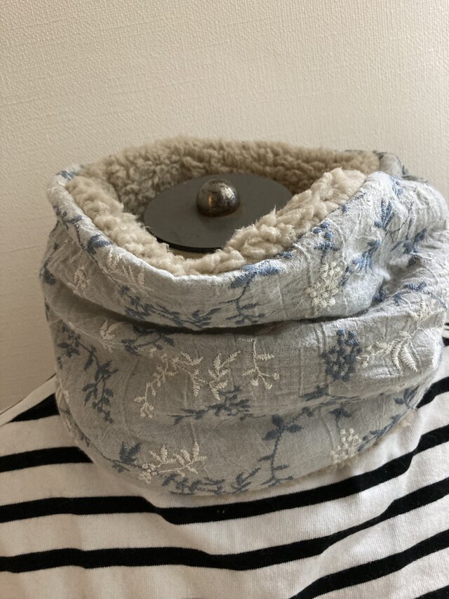 ︎ハンドメイド ︎ふわふわネックウォーマー ブルーリーフボタニカル刺繍ボア | iichi ハンドメイド・クラフト作品・手仕事品の通販