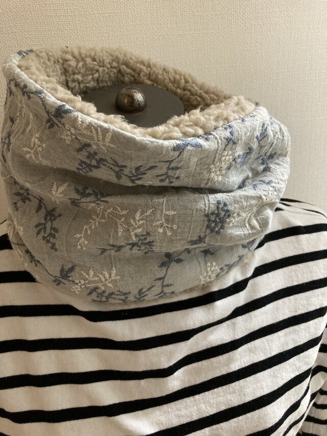 ︎ハンドメイド ︎ふわふわネックウォーマー ブルーリーフボタニカル刺繍ボア | iichi ハンドメイド・クラフト作品・手仕事品の通販