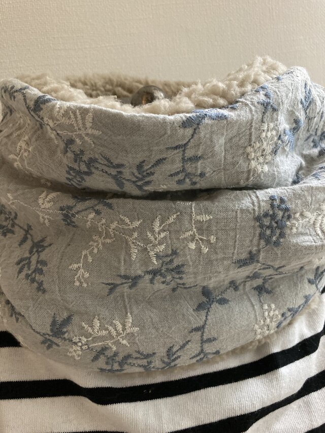︎ハンドメイド ︎ふわふわネックウォーマー ブルーリーフボタニカル刺繍ボア | iichi ハンドメイド・クラフト作品・手仕事品の通販