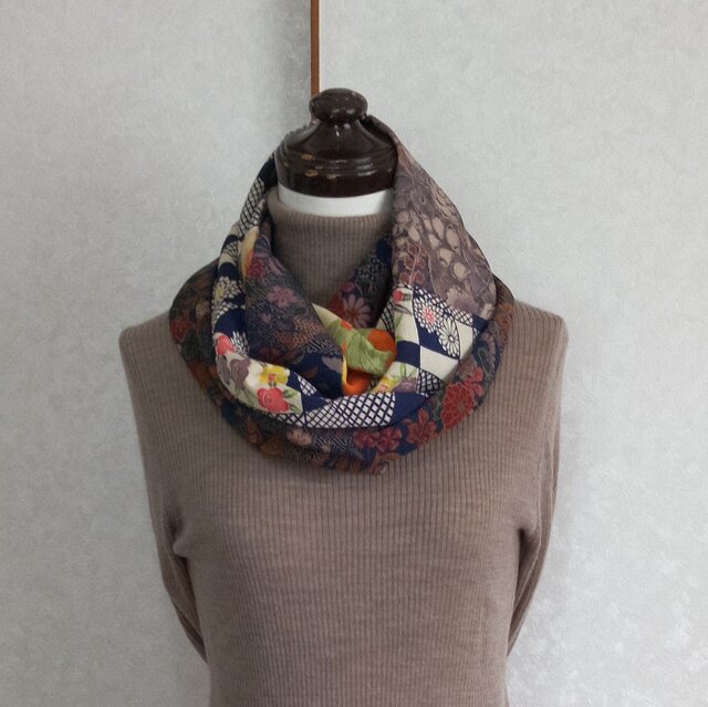 着物リメイク♪3種類の縮緬小紋×古典花模様小紋から作った上品なスヌード | iichi ハンドメイド・クラフト作品・手仕事品の通販