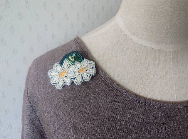 *Always*ノースポール刺繍ブローチ② | iichi 日々の暮らしを心地よくするハンドメイドやアンティークのマーケットプレイス