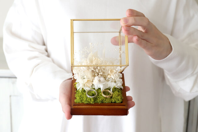 アイアンガラスキューブのリングピロー（ホワイト） #962 | iichi 日々の暮らしを心地よくするハンドメイドやアンティークのマーケットプレイス