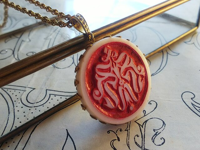 ヴィンテージ Ribbon（Red）32㎜／Artid Button ネックレス | iichi 日々の暮らしを心地よくするハンドメイドやアンティークのマーケットプレイス