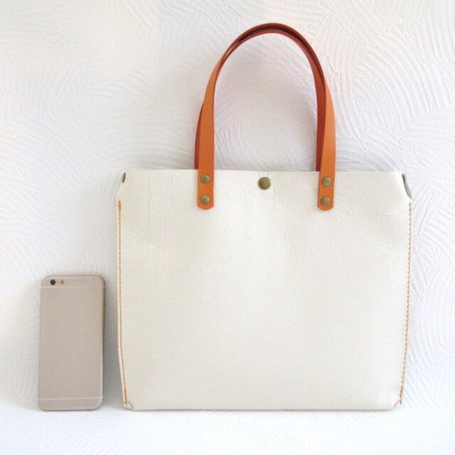 《牛革》B5対応フラットトート・ハンドステッチ・オフホワイト・ソフトレザー・0359 | iichi ハンドメイド・クラフト作品・手仕事品の通販