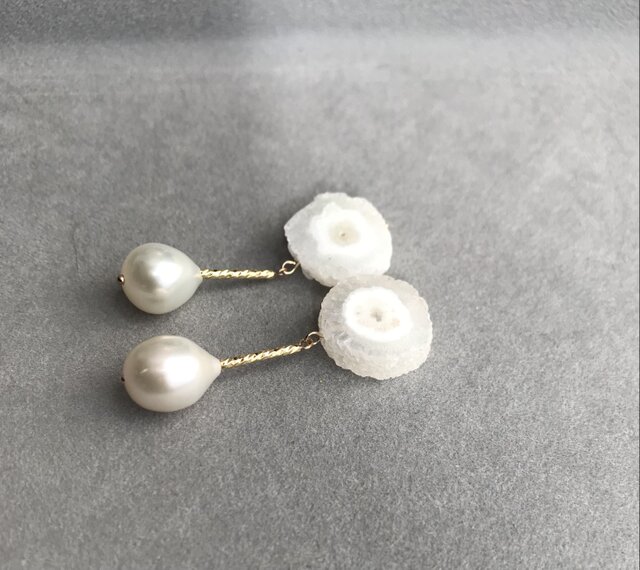 揺れる ソーラークォーツとパールのイヤリング／ピアス | iichi 日々の暮らしを心地よくするハンドメイドやアンティークのマーケットプレイス