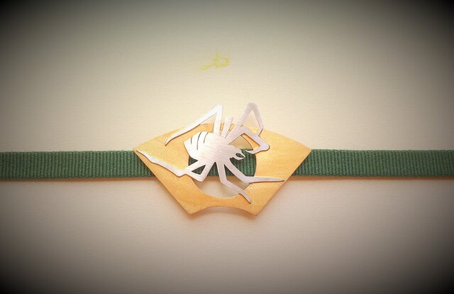 一級技能士の技ーzanzouー「OB-10 蜘蛛」 SILVER925＆K18GP帯留め | iichi 日々の暮らしを心地よくするハンドメイドやアンティークのマーケットプレイス