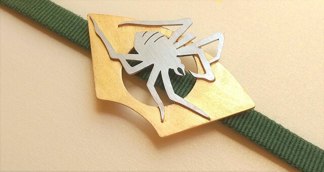 一級技能士の技ーzanzouー「OB-10 蜘蛛」 SILVER925＆K18GP帯留め | iichi 日々の暮らしを心地よくするハンドメイドやアンティークのマーケットプレイス