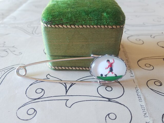 ヴィンテージ サッカーをする少年のインタリオ ②カブトピンブローチ(大）60㎝ | iichi 日々の暮らしを心地よくするハンドメイドやアンティークのマーケットプレイス