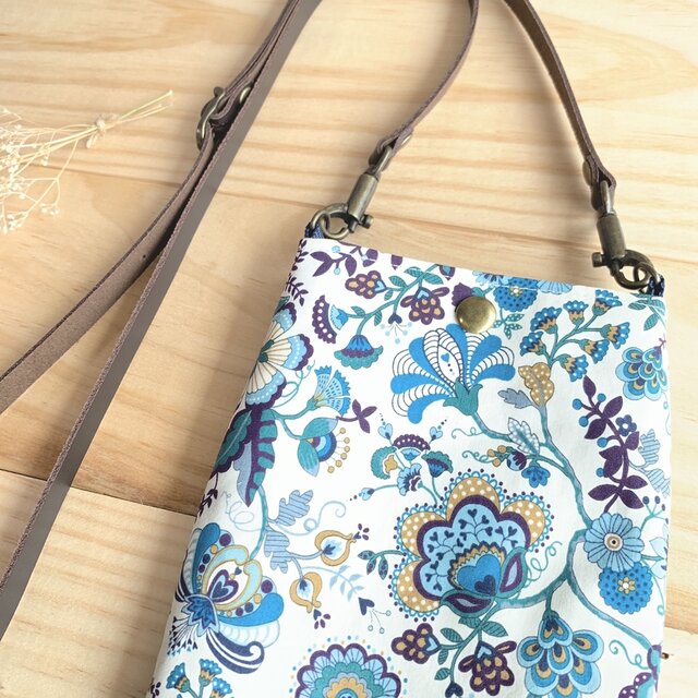 リバティ スマホポーチ 持ち手/ショルダー 帆布裏地 本革ベルト＜Mabelle＞(メイベル) | iichi 日々の暮らしを心地よくするハンドメイドやアンティークのマーケットプレイス