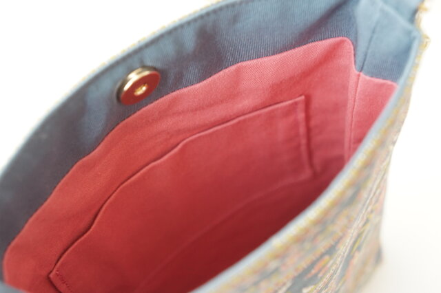 【草花縞模様 シルク帯リメイク スマホショルダーバッグ】日常使い、お呼ばれの日に。サコッシュとしても。 | iichi ハンドメイド・クラフト作品・手仕事品の通販